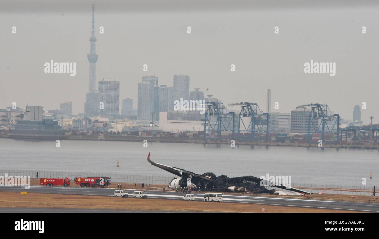 Tokyo, Japan. 03rd Jan, 2024. Officials investigate a burnt Japan ...