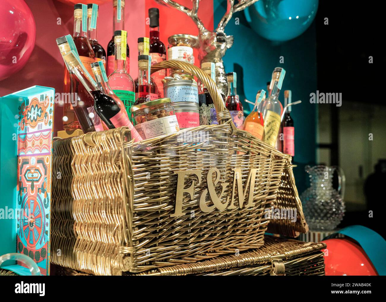 Fortnum & Mason gold coloured Christmas Hamper store window decor ...