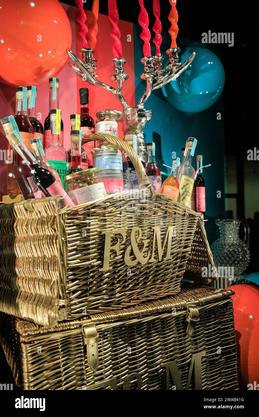 Fortnum & Mason gold coloured Christmas Hamper store window decor ...