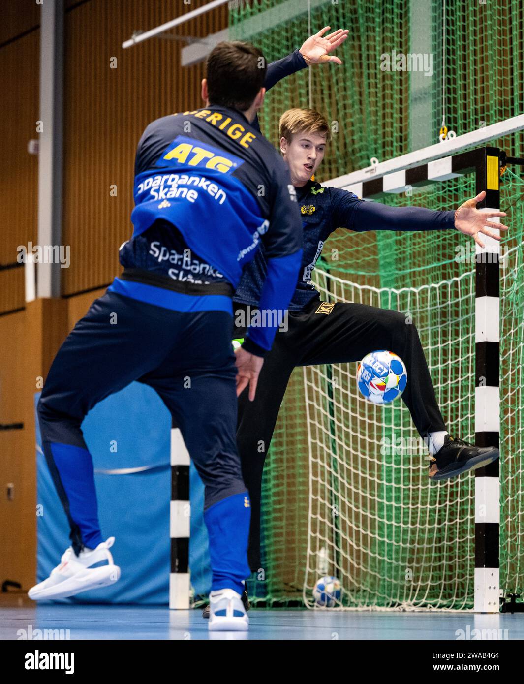 240103 Målvakt Tobias Thulin under en träning med svenska ...