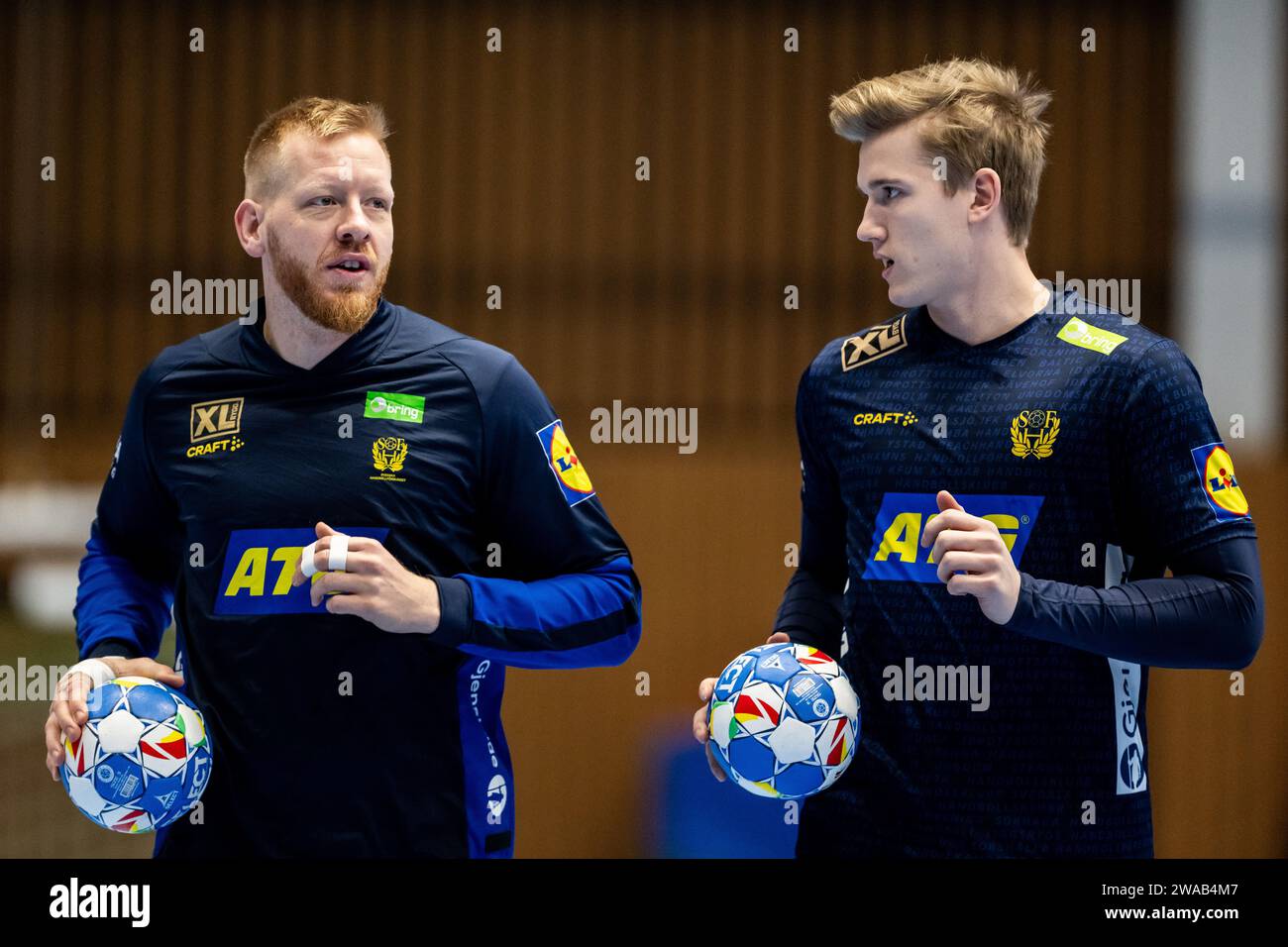 240103 Jim Gottfridsson och målvakt Tobias Thulin under en träning med ...