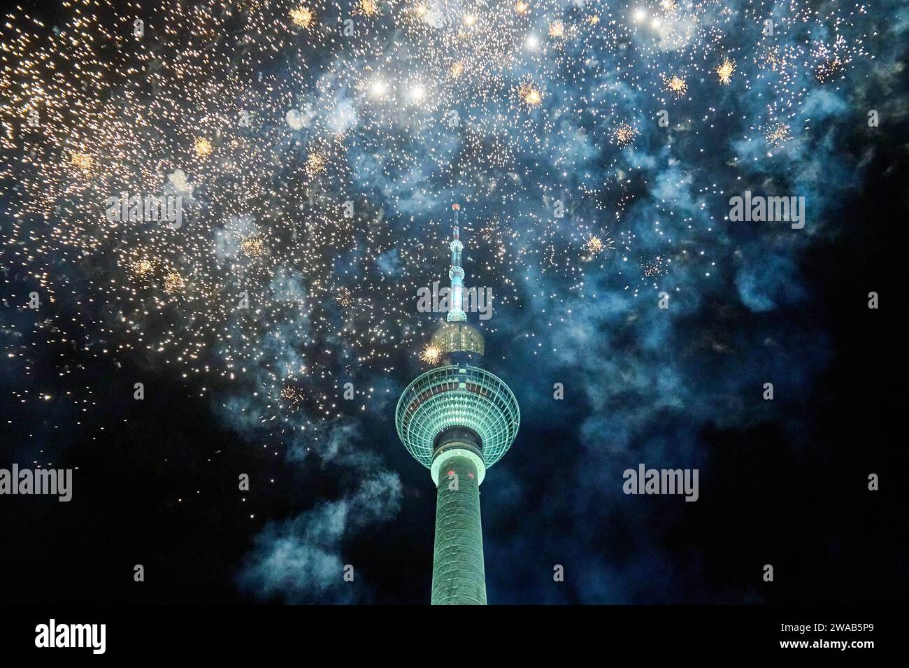 Silvesterfeuerwerk zum neuen Jahr am Berliner Fernsehturm. / New Year s Eve fireworks at the ...