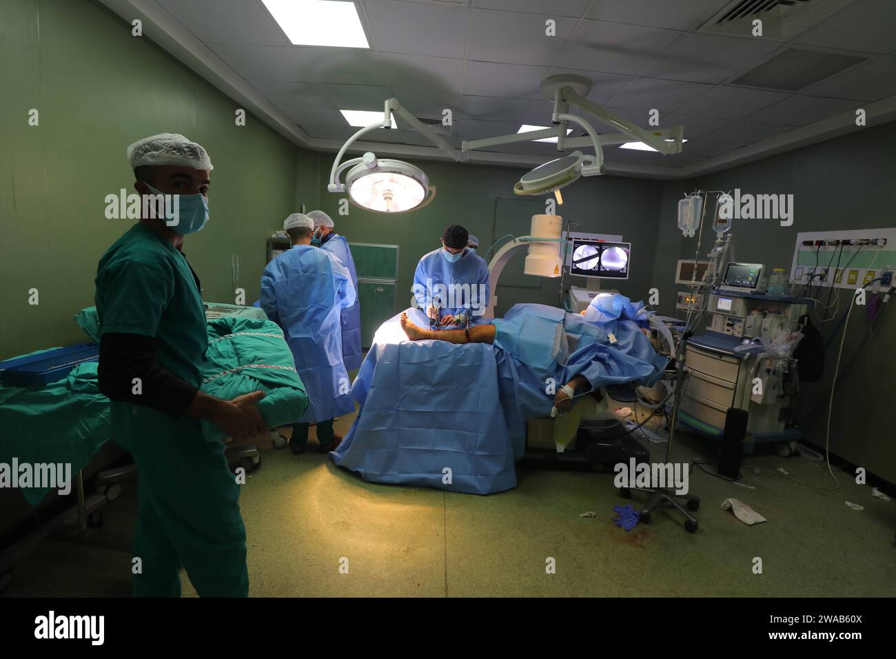 Paletinian doctors performs complex surgeries on injured Palestinians ...