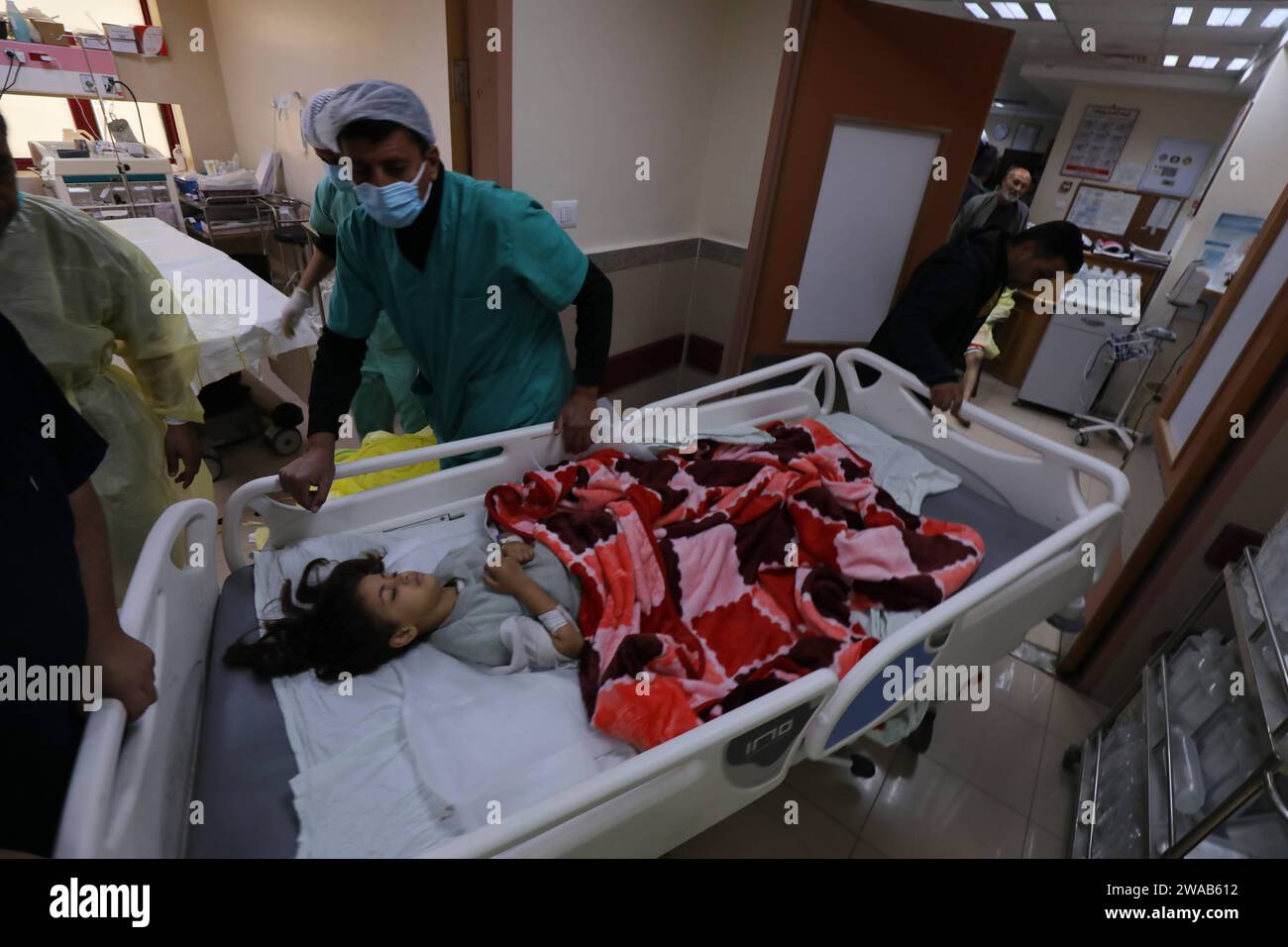 Paletinian doctors performs complex surgeries on injured Palestinians ...