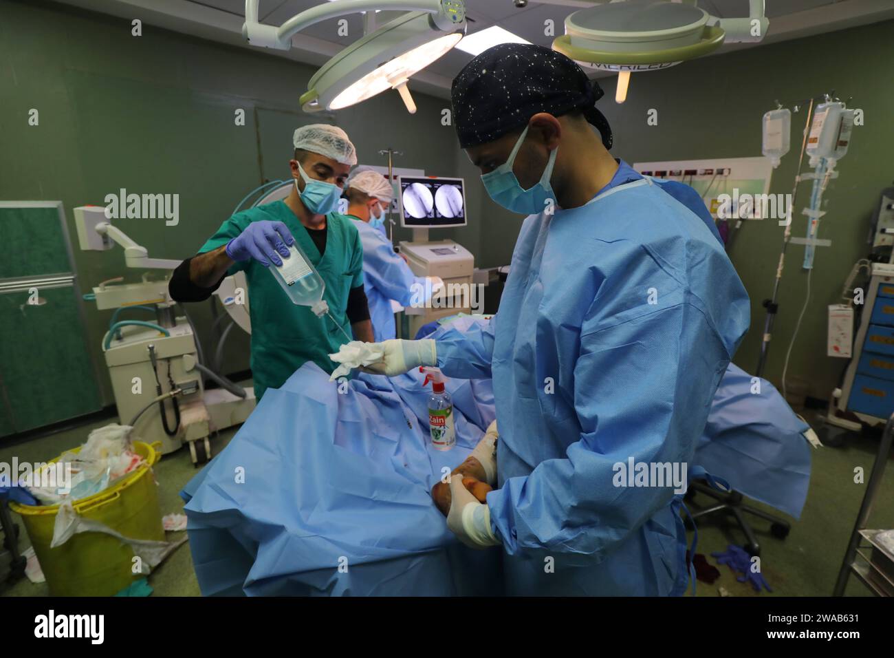 Paletinian doctors performs complex surgeries on injured Palestinians ...