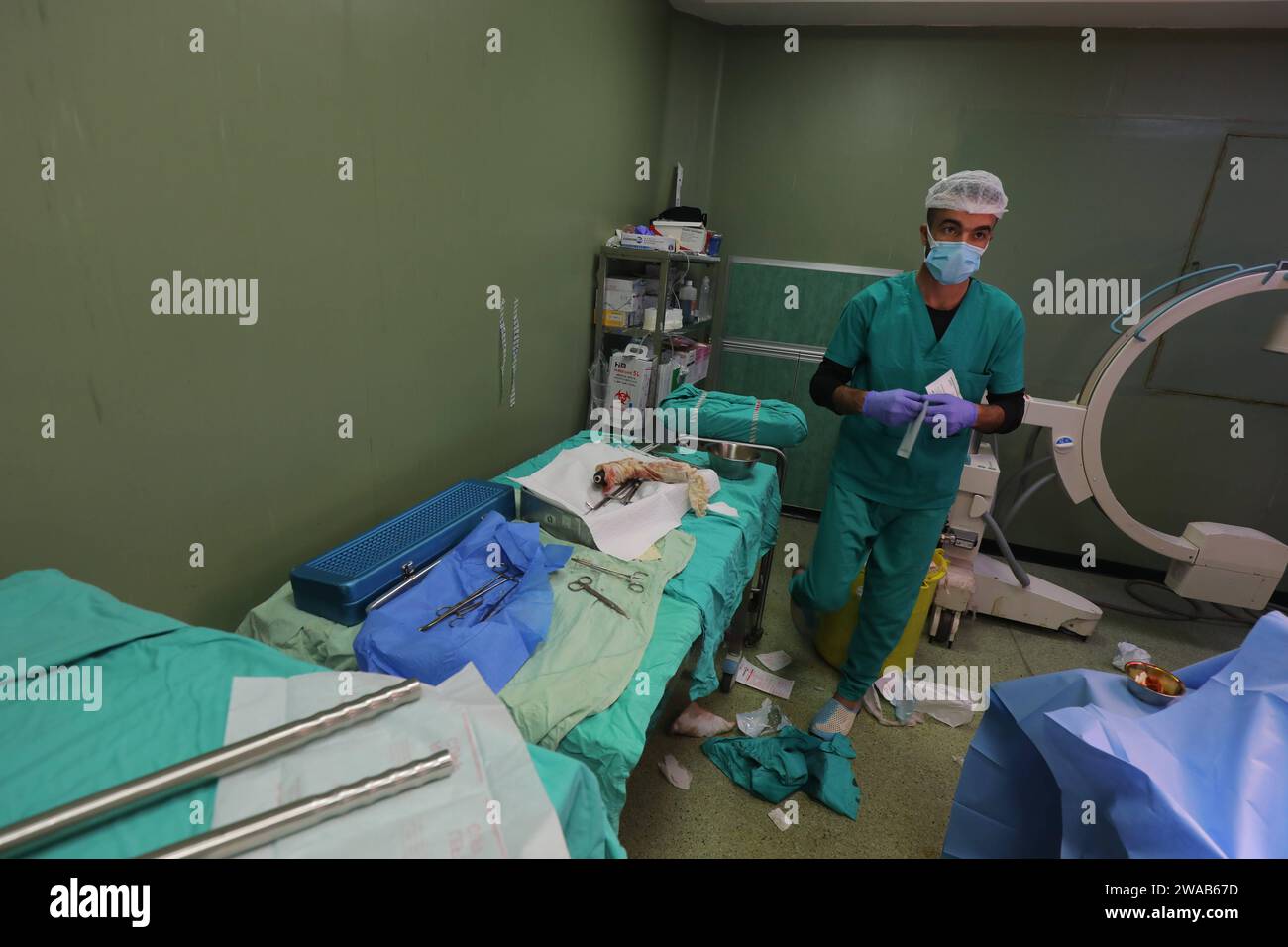 Paletinian doctors performs complex surgeries on injured Palestinians ...