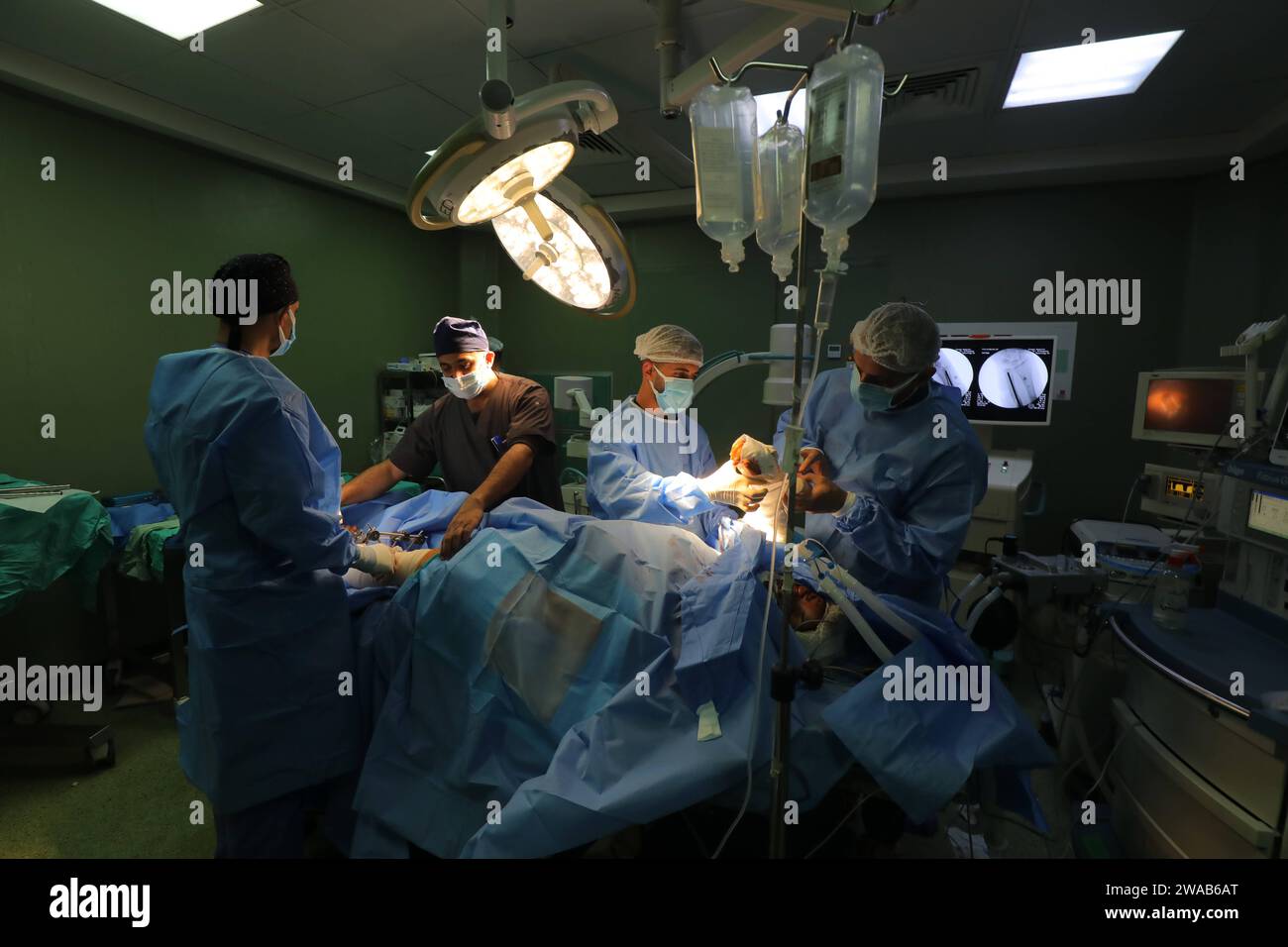 Paletinian doctors performs complex surgeries on injured Palestinians ...