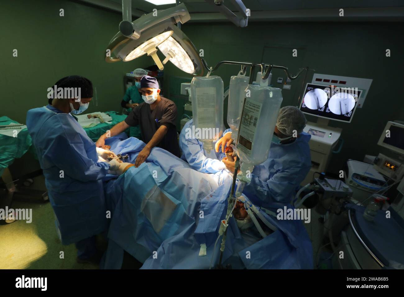 Paletinian doctors performs complex surgeries on injured Palestinians ...