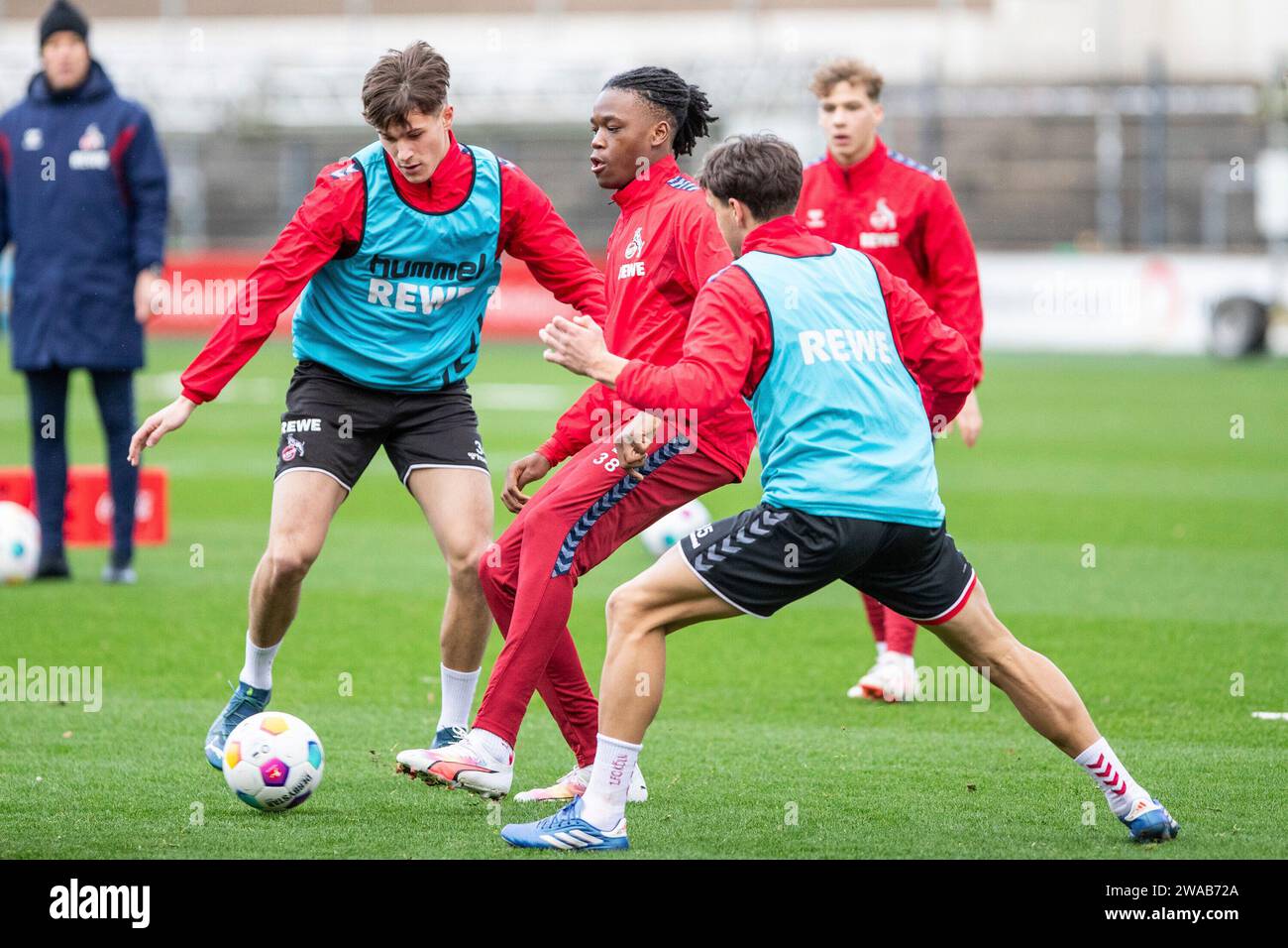 Koeln, Deutschland. 03rd Jan, 2024. Elias Bakatukanda (1.FC Koeln, 38) im Zweikampf mit Emin ...