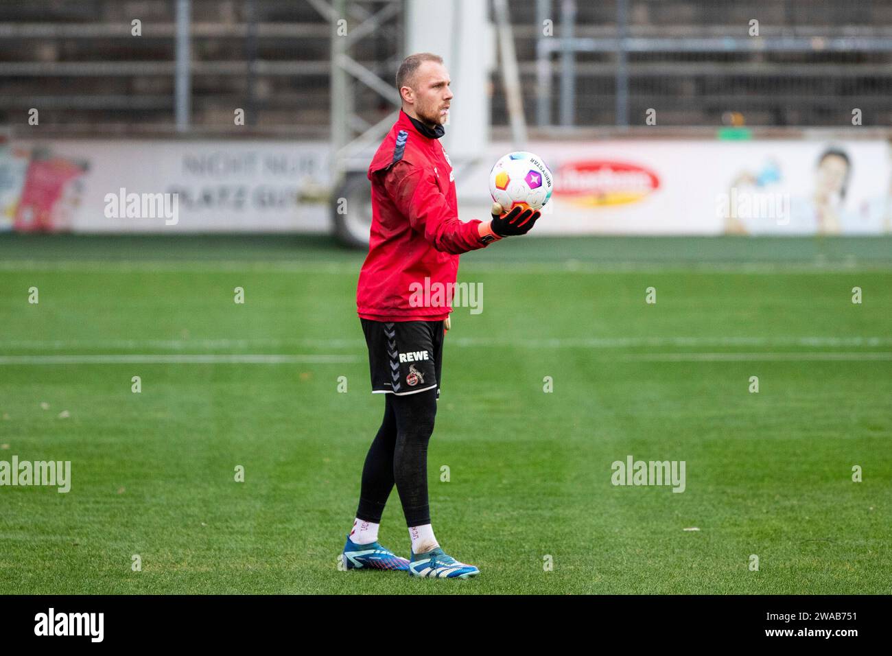 Koeln, Deutschland. 03rd Jan, 2024. Marvin Schwaebe (1.FC Koeln, 1) steht mit dem Ball 1. FC K ...