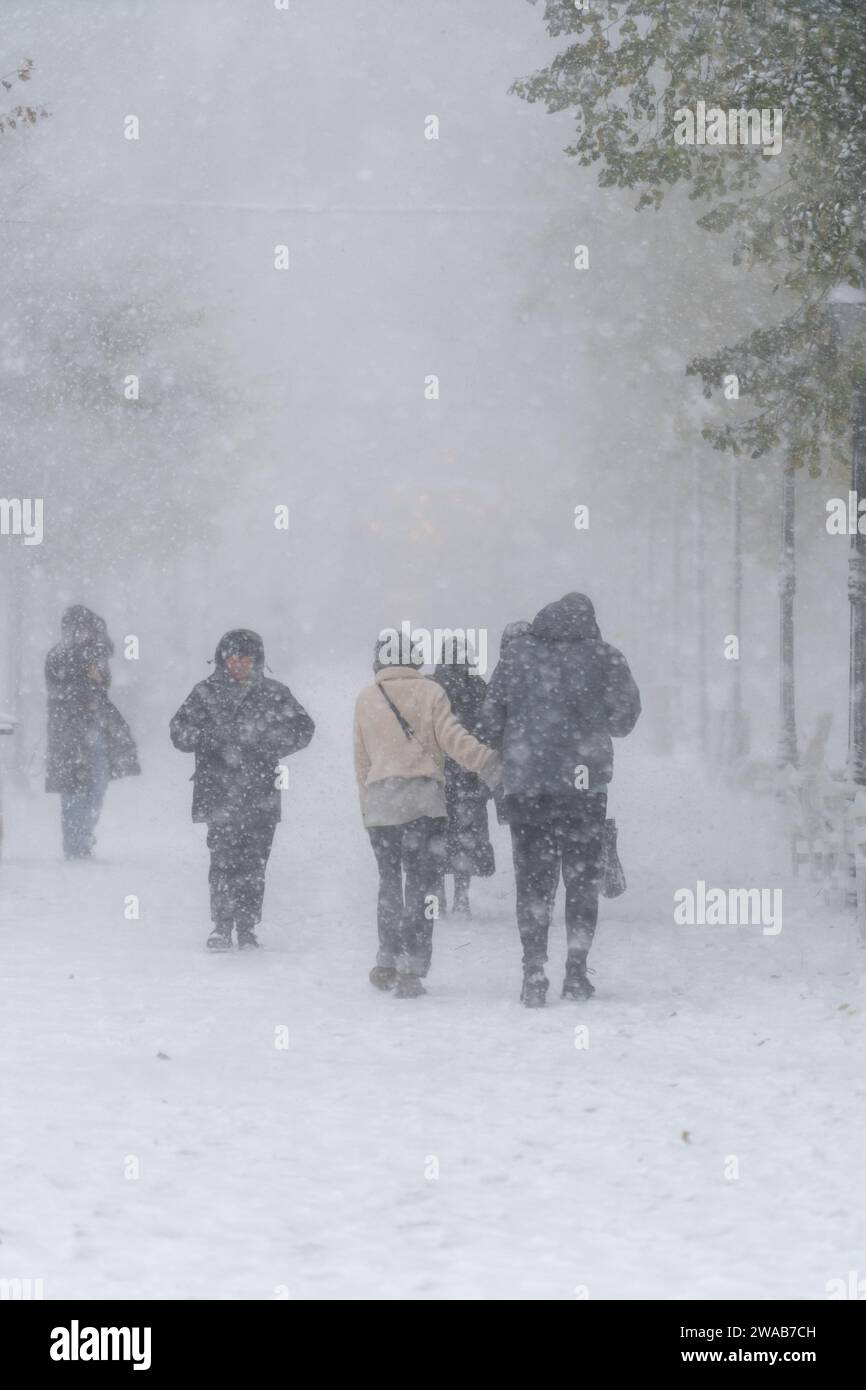 Snowfall in city people walking hi-res stock photography and images - Alamy