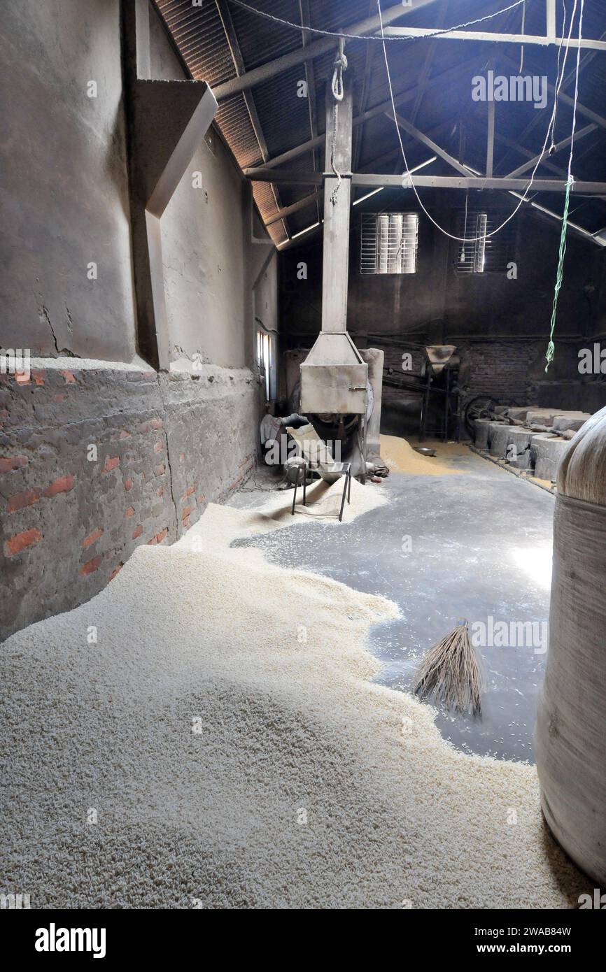 Bangladeshi worker works in a puffed rice factory in Dhaka City in ...