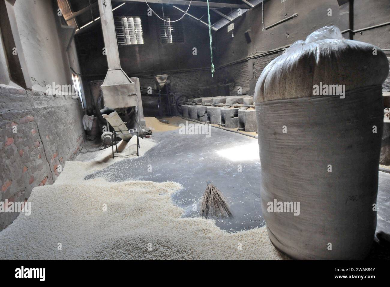 Bangladeshi worker works in a puffed rice factory in Dhaka City in ...