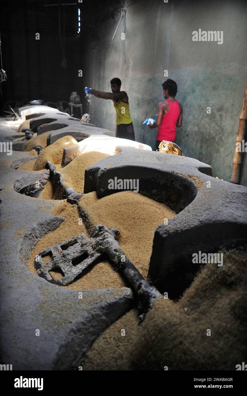 Bangladeshi worker works in a puffed rice factory in Dhaka City in ...