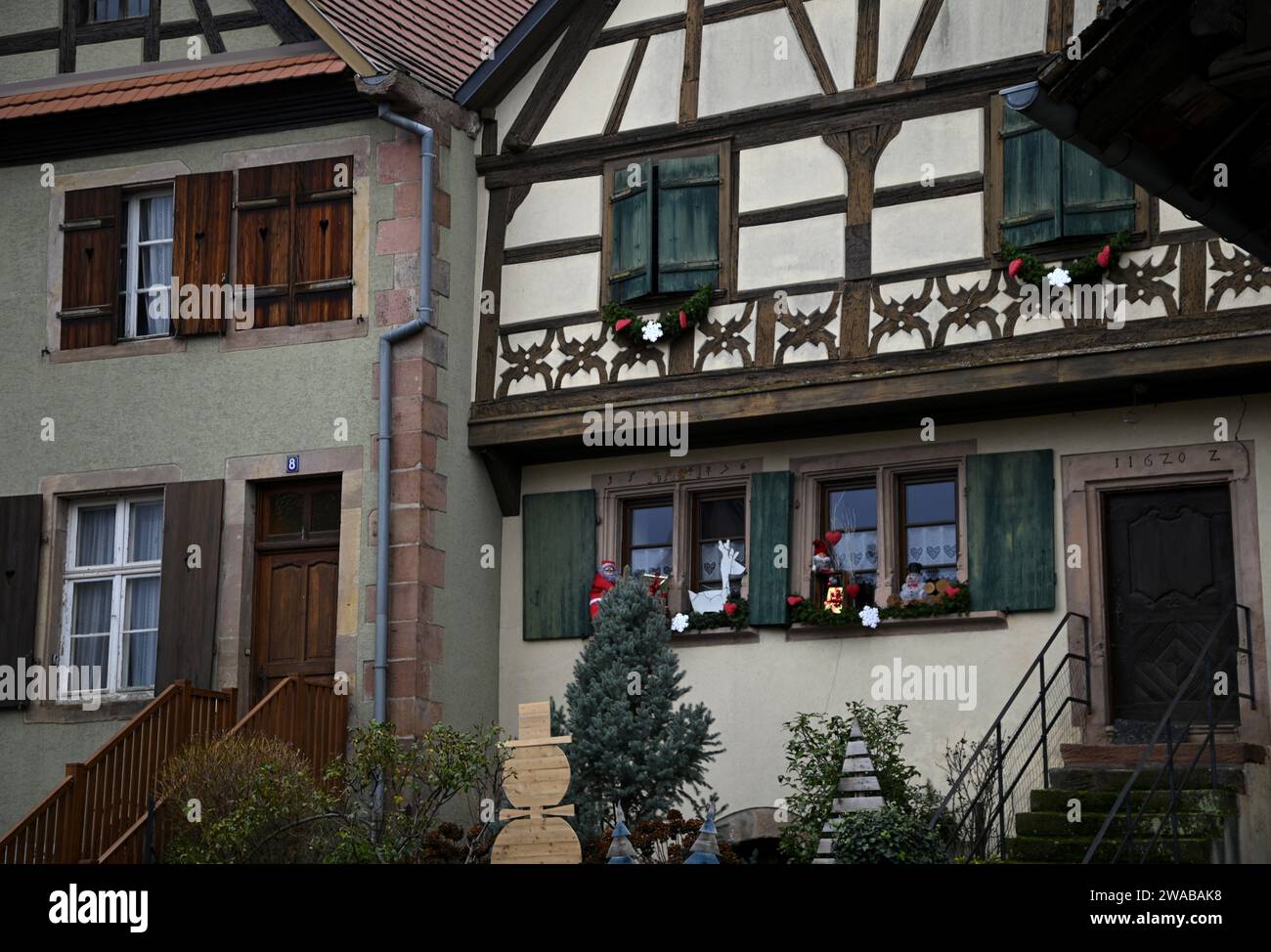 Red painted timber framing hi-res stock photography and images - Alamy