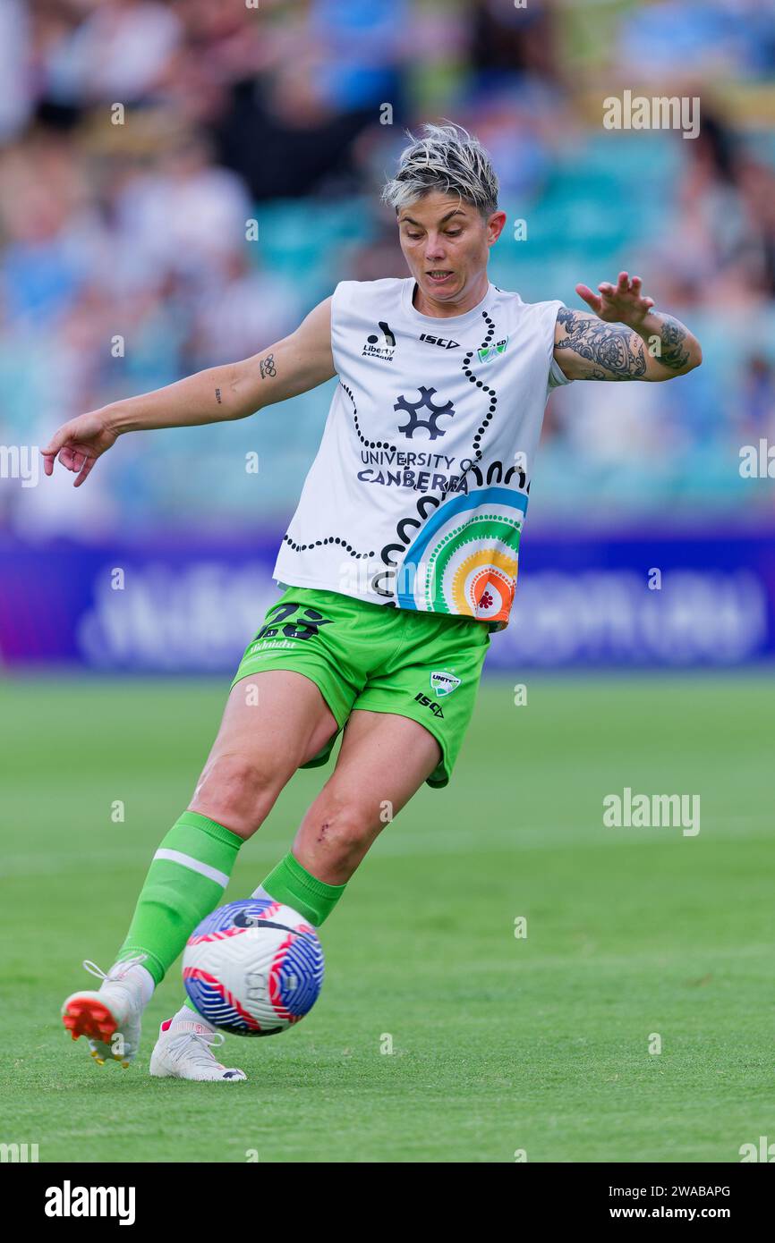 Sydney, Australia. 03rd Jan, 2024. Michelle Heyman warms up before the ...