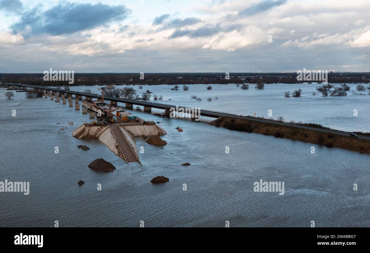 Wittenberge, Germany. 03rd Jan, 2024. The Elbe flood has flooded the ...