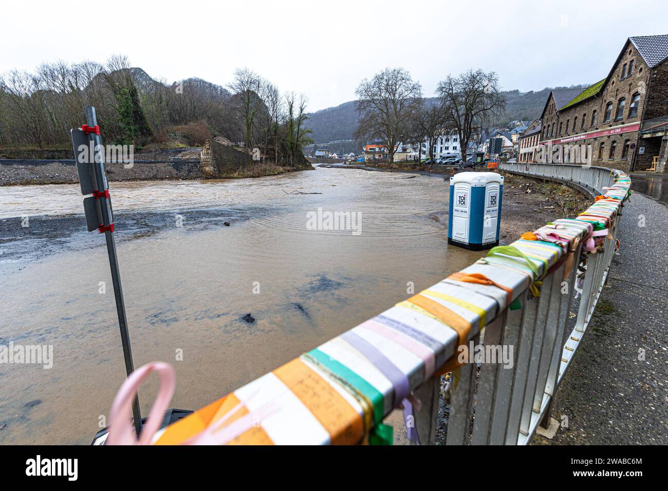 Bunte Bändchen der Solidarität und Erinnerung an der Ahr - Steigende Pegel an der Ahr im ...