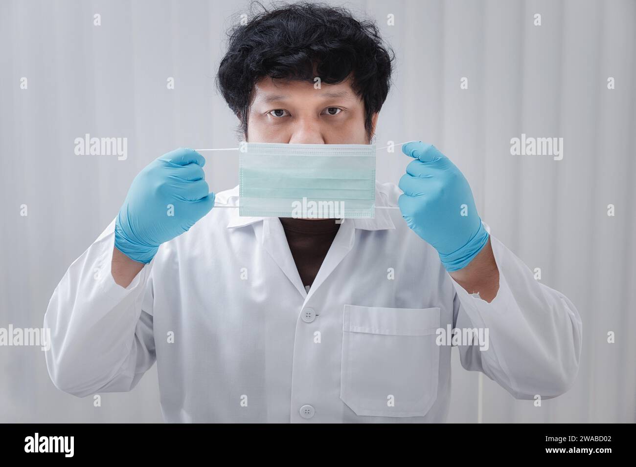 Doctor wearing medical mask and gloves in the outbreak of Coronavirus ...