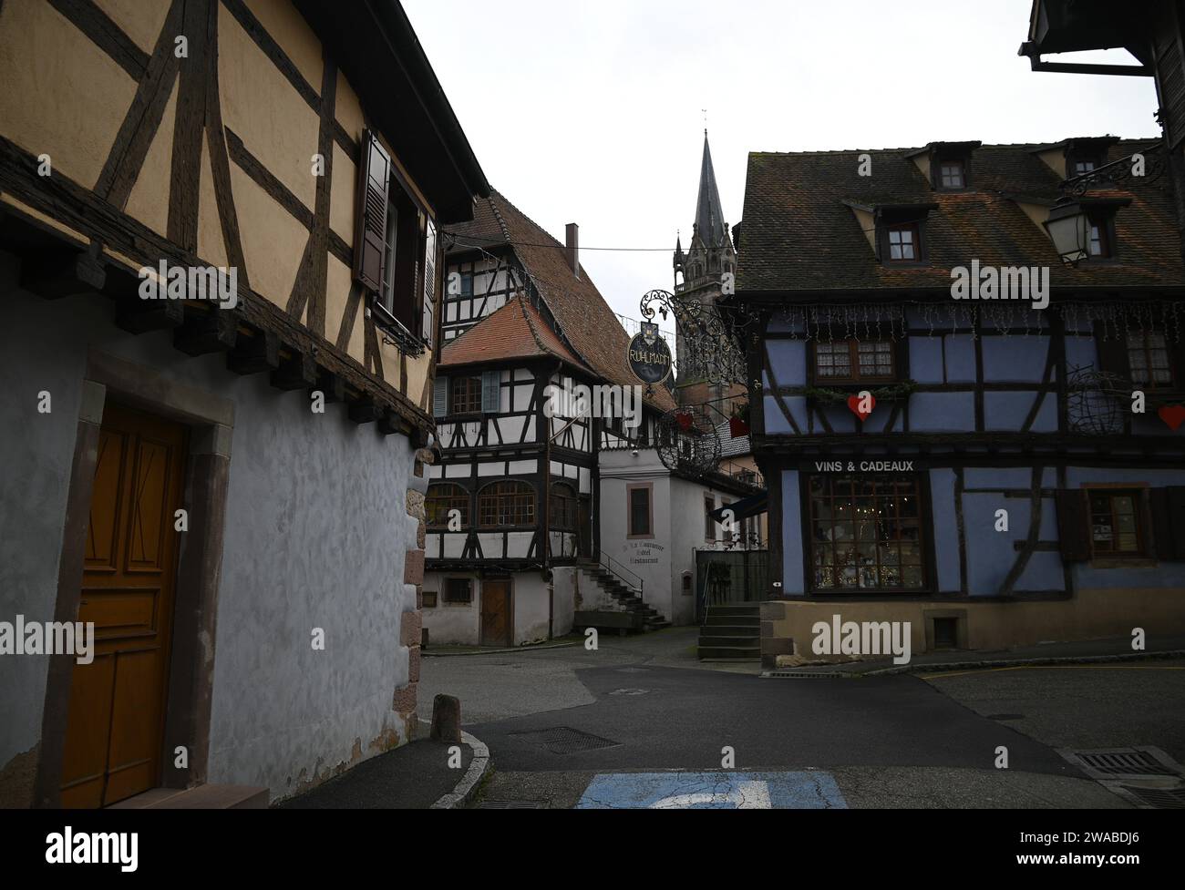 Red painted timber framing hi-res stock photography and images - Alamy