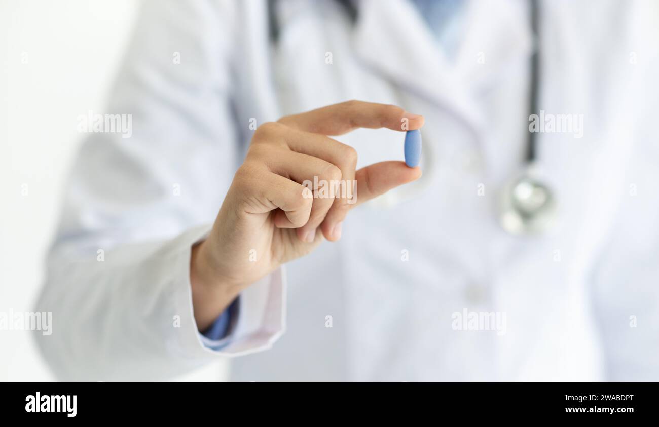 Nutritionist doctor shows pill hi-res stock photography and images - Alamy