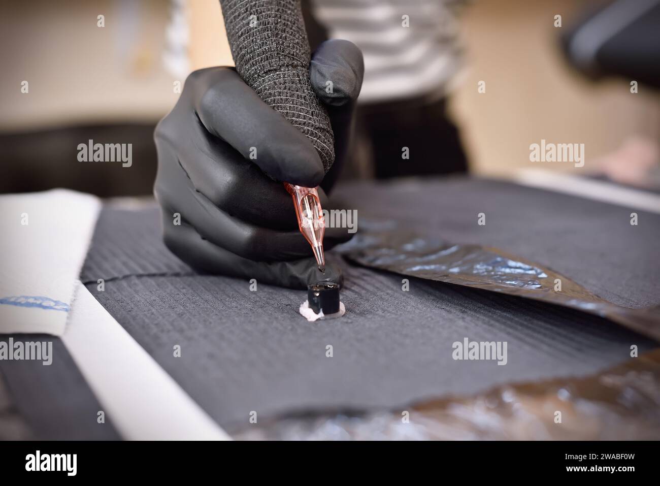 Pouring ink hi-res stock photography and images - Alamy