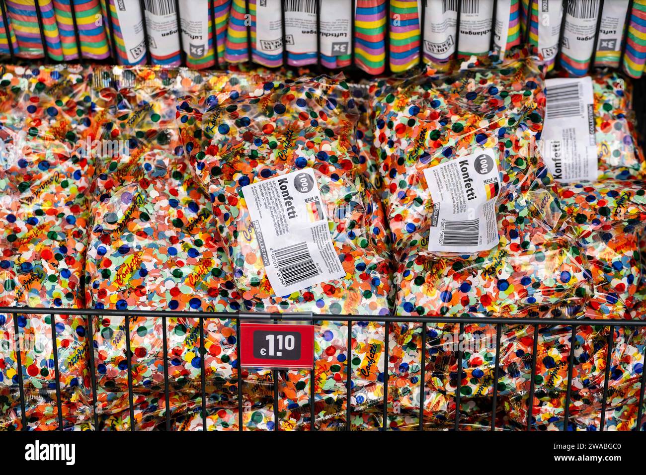 03.01.2024,Berlin,Konfetti - die Packung zu 1,10 Euro *** 03 01 2024 ...