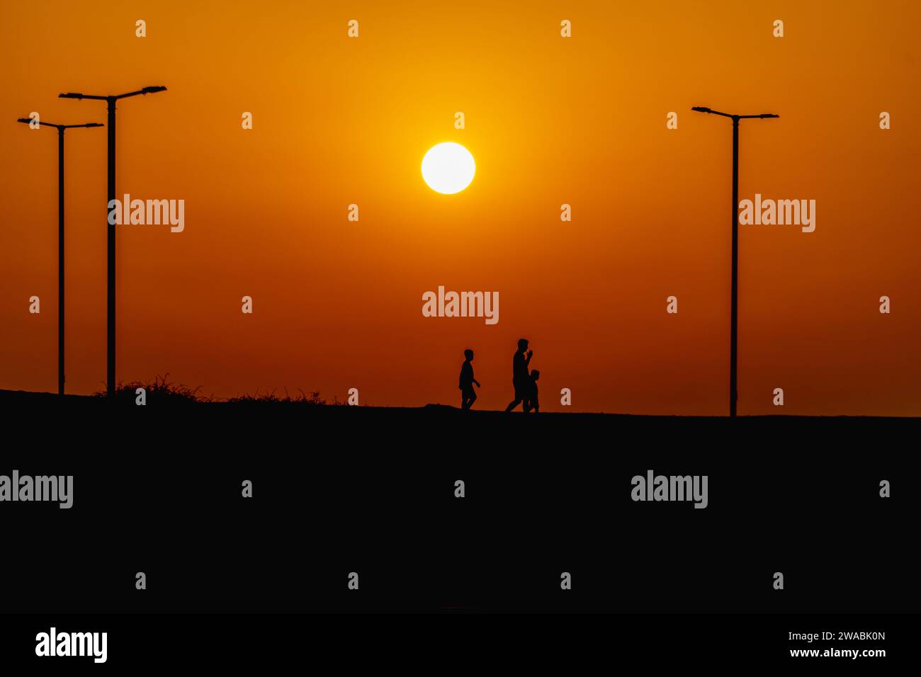 Family shadow sunset hi-res stock photography and images - Alamy