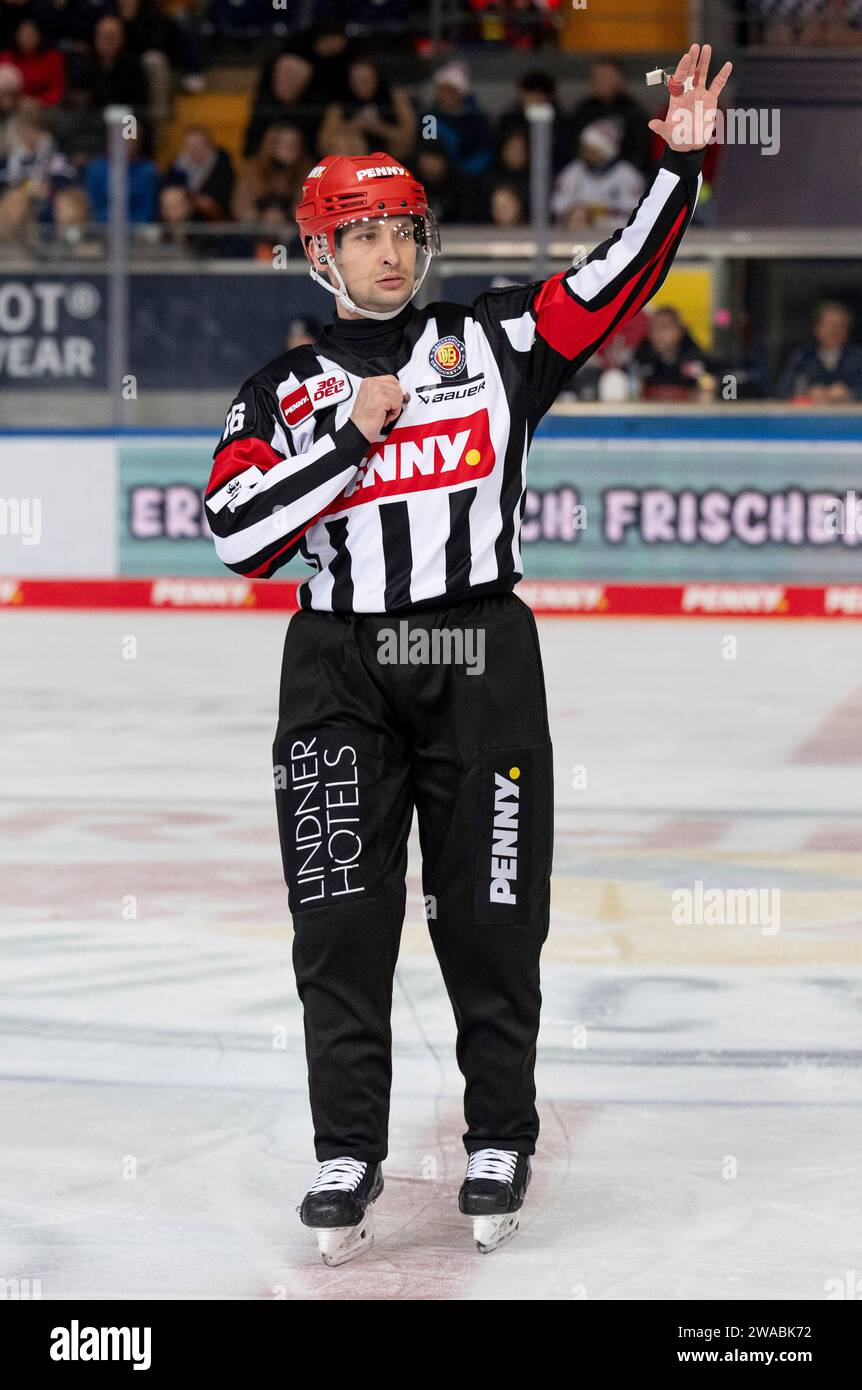 Muenchen, Deutschland. 02nd Jan, 2024. Hauptschiedsrichter Sean MacFarlane (USA). EHC Red Bull ...