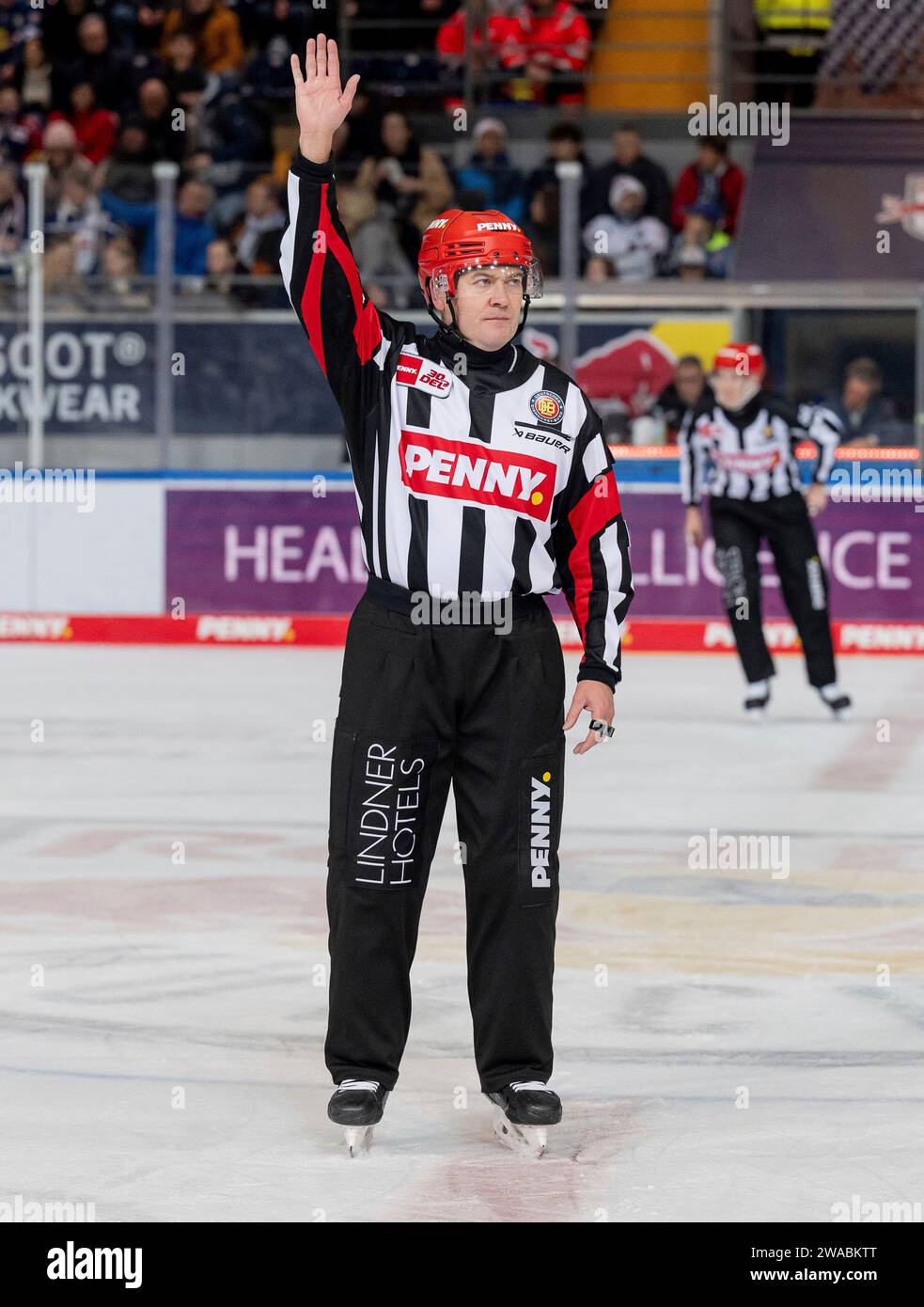 Muenchen, Deutschland. 02nd Jan, 2024. Hauptschiedsrichter Martin Frano ...