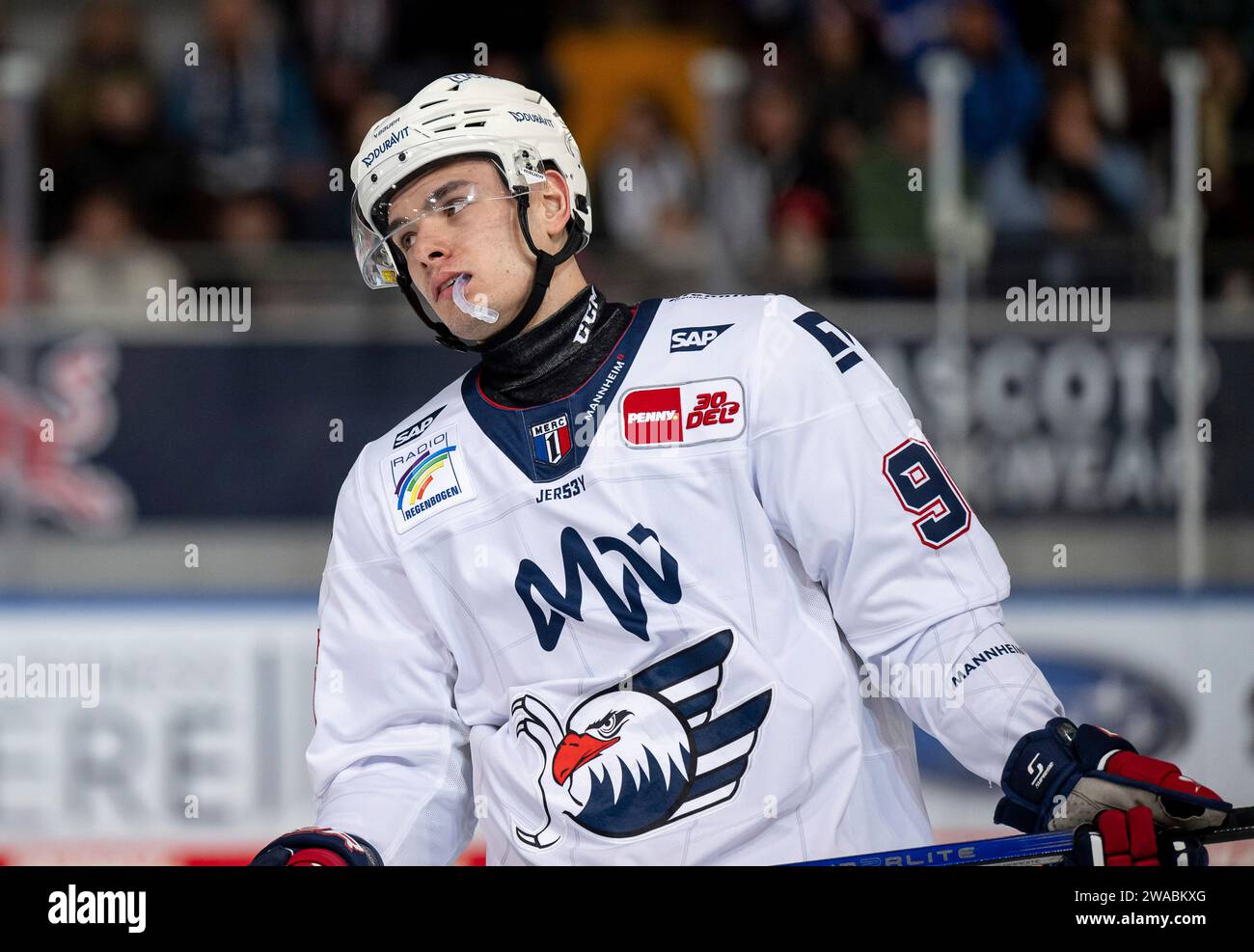 Muenchen, Deutschland. 02nd Jan, 2024. Simon Thiel (Adler Mannheim, #96 ...