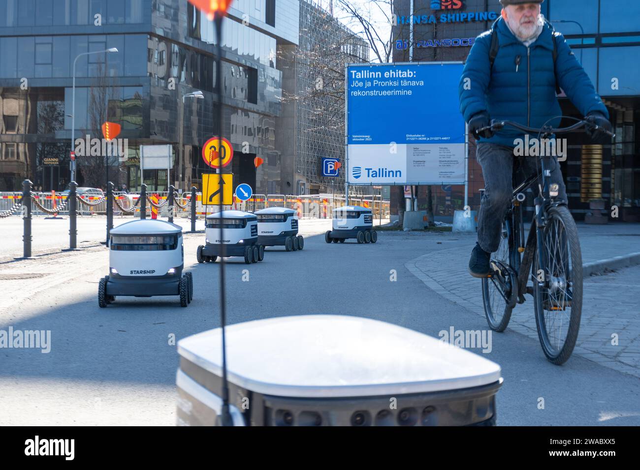 Parcel delivery robot hi-res stock photography and images - Alamy