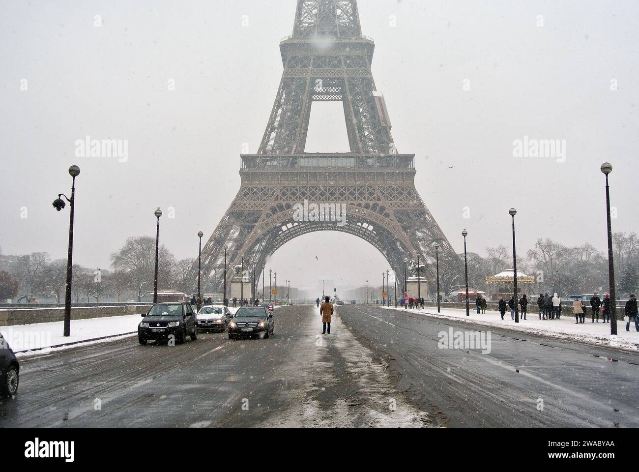 Unexpected snow in Paris. Jena Bridge with a view of the Eiffel Tower ...