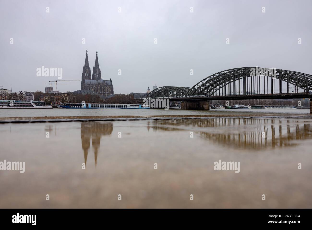 Reflektionen der Skyline beim Hochwasser in Höhe des Rheinboulevard in ...