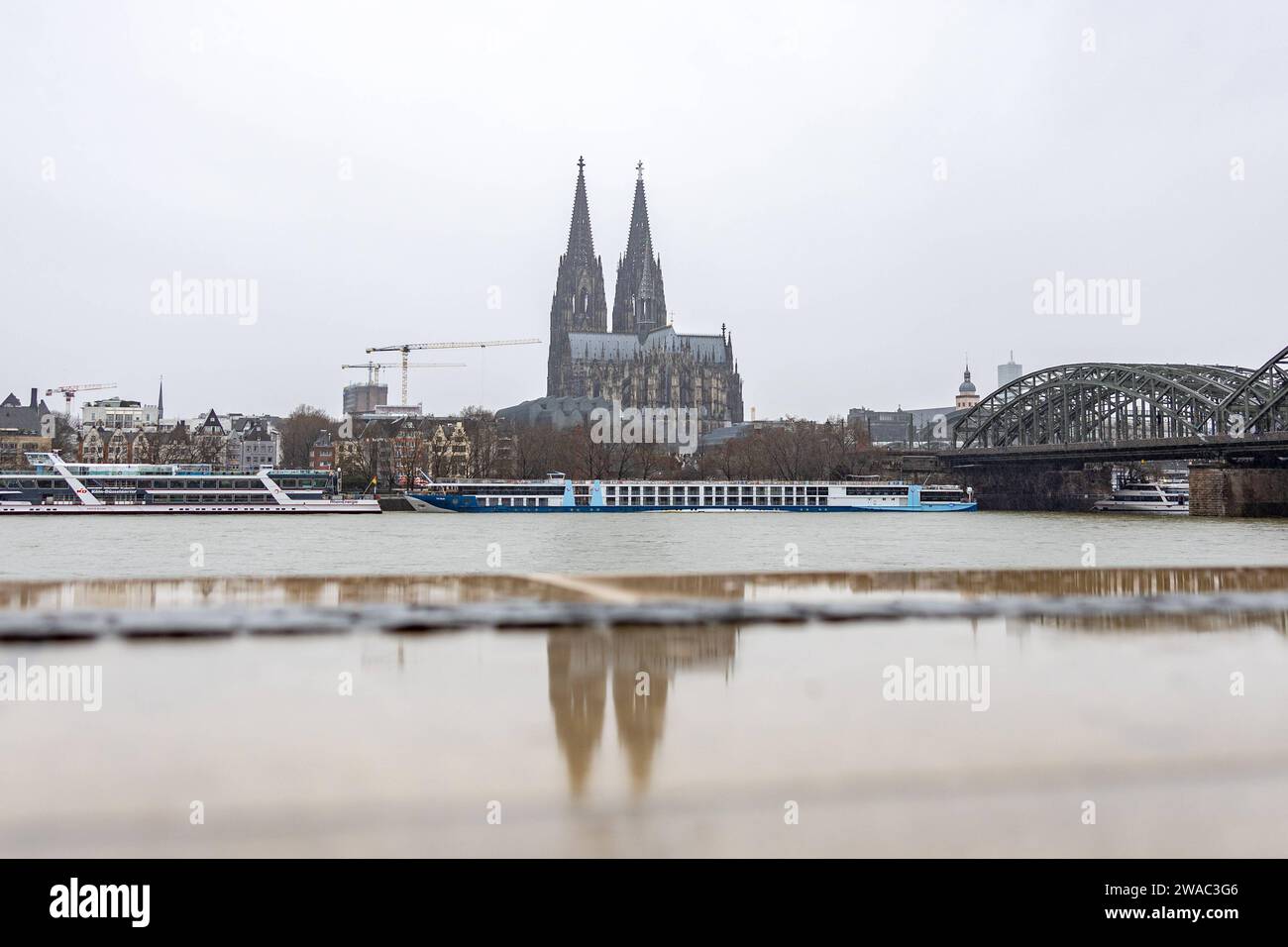 Reflektionen der Skyline beim Hochwasser in Höhe des Rheinboulevard in ...