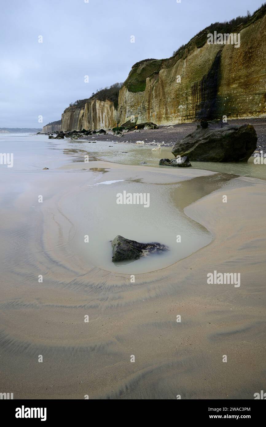 Low tide with sand and rocks on a beach with chalk cliffs Stock Photo ...