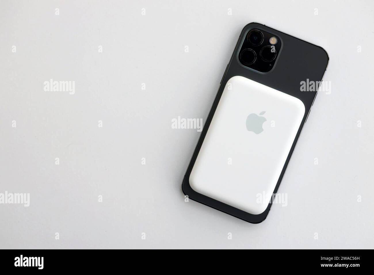 Apple magsafe battery pack hi-res stock photography and images - Alamy