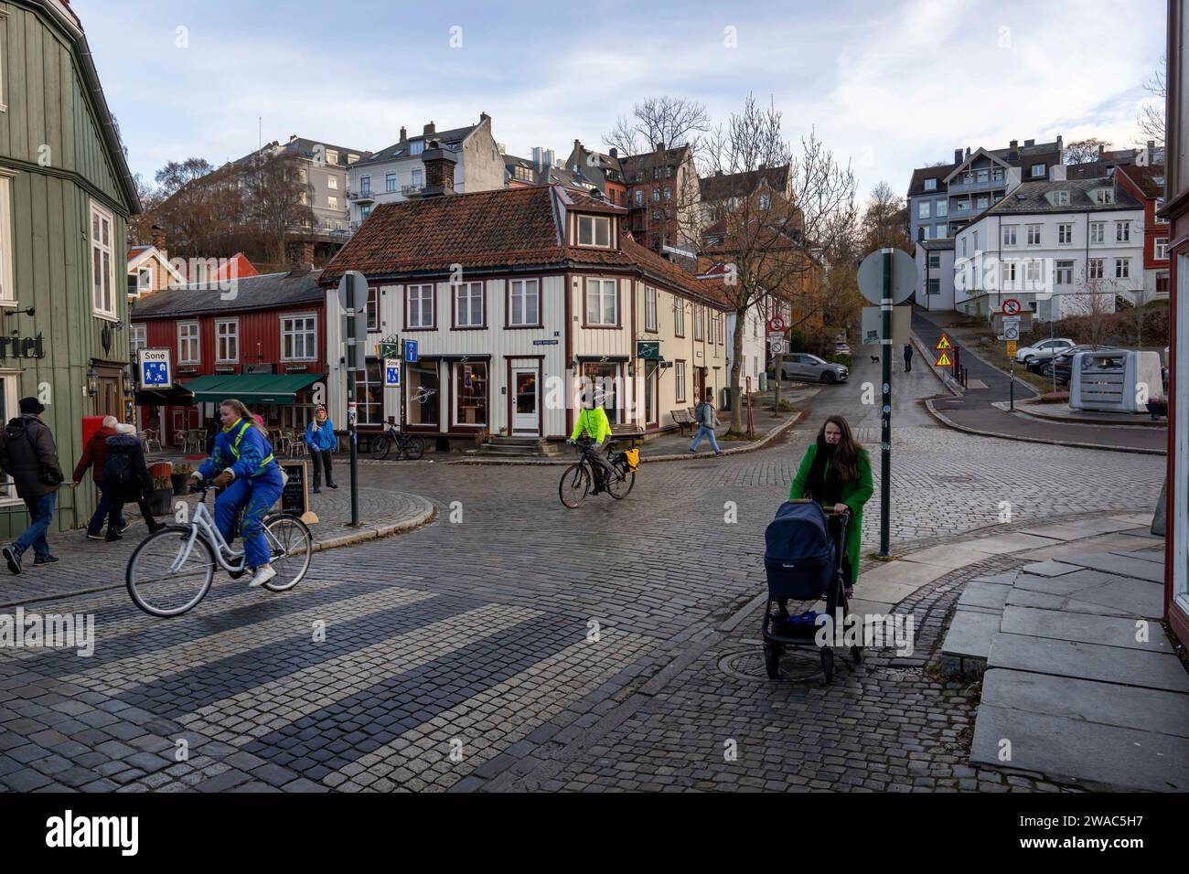 Trondhem, Norway. 07th Nov, 2023. Several people walk on one of the ...