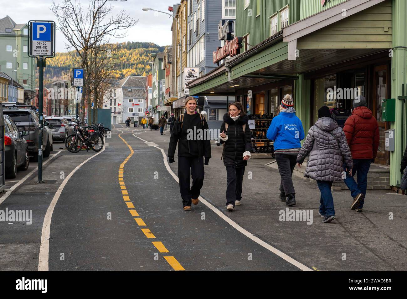 Trondhem, Norway. 7th Nov, 2023. Several people walk along Fjordgata ...