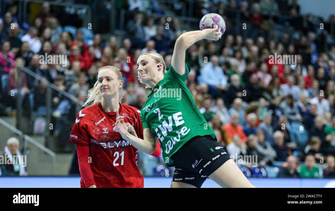 Oldenburg, Deutschland. 03rd Jan, 2024. v.li.: Lisa Borutta (VfL ...