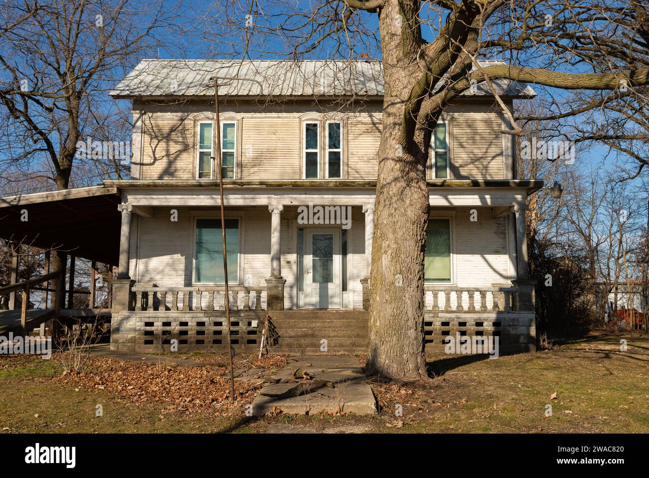 Exterior of old farmhouse in rural Livingston County, Illinois, USA ...