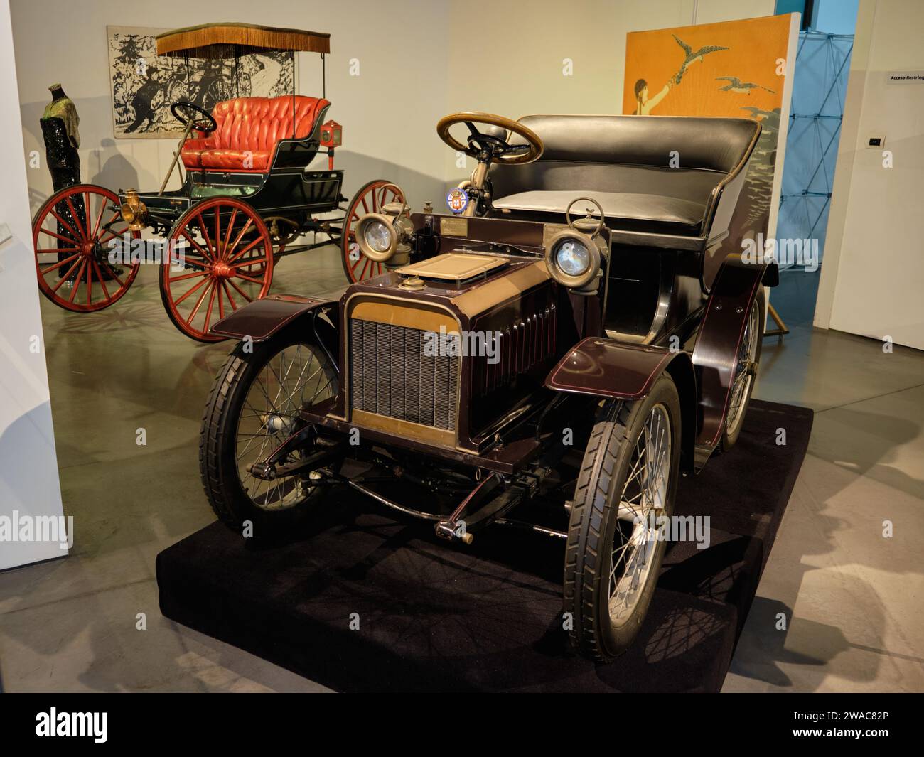 A 1904 Minerva and a 1898 Winner at the Automobile museum of Málaga ...