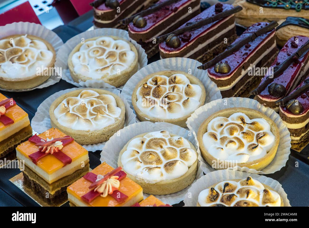 Bakers with cakes hi-res stock photography and images - Alamy