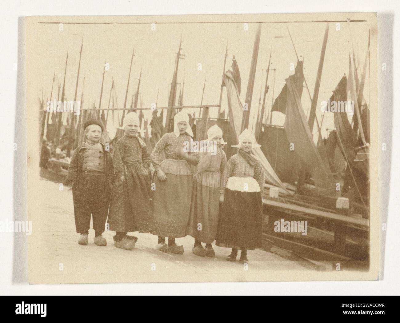 Five unknown children hi-res stock photography and images - Alamy