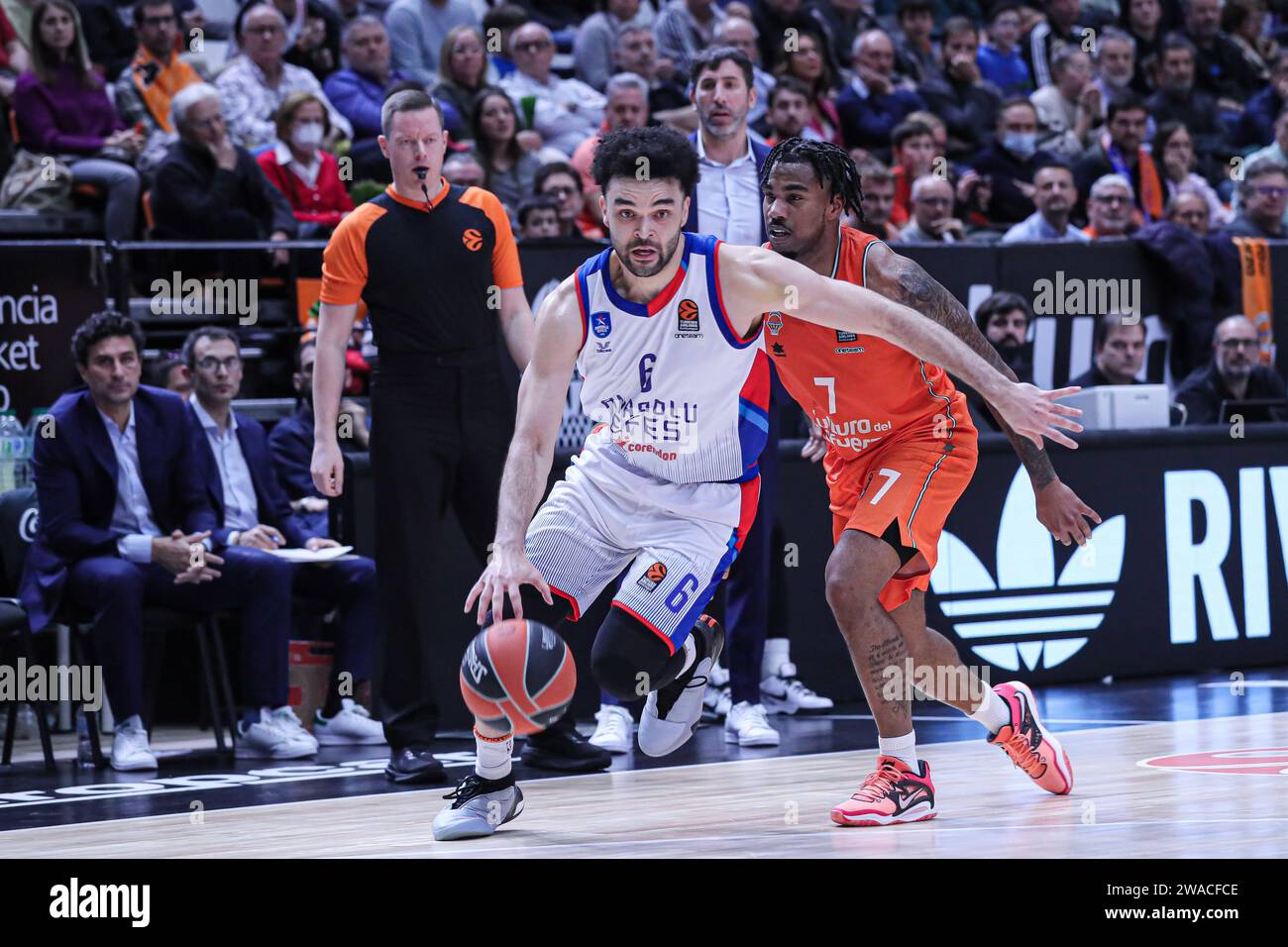 Valencia, Spain. 03rd Jan, 2024. # 6 Bryant Elijah (EFES Istanbul ...