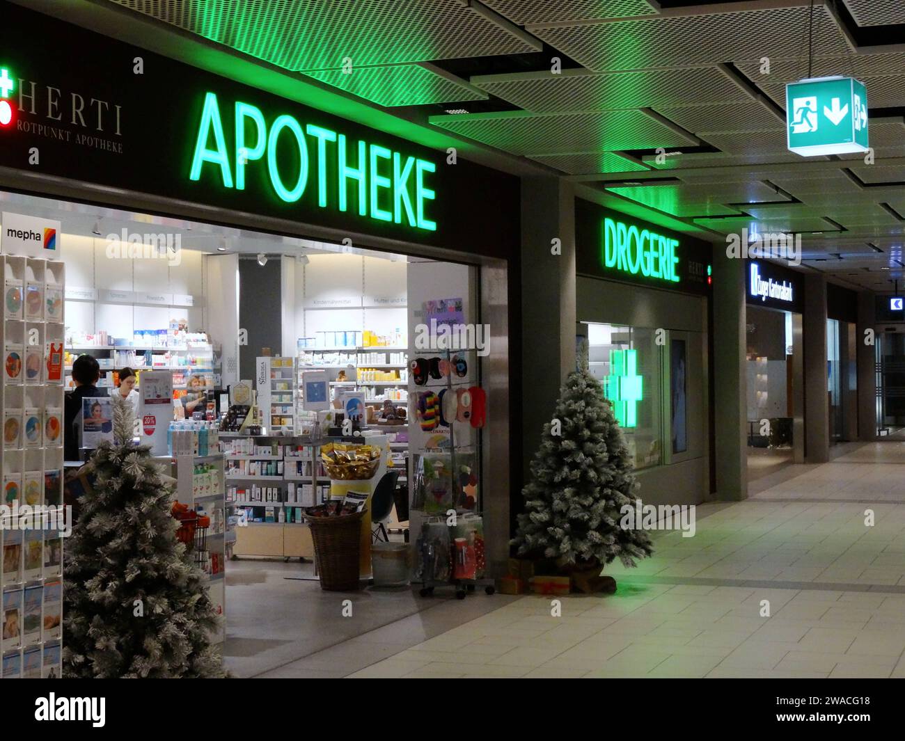 Foto Manuel Geisser 03.01.2024 Schweiz. Bild : Apotheke - Drogerie Logo ...