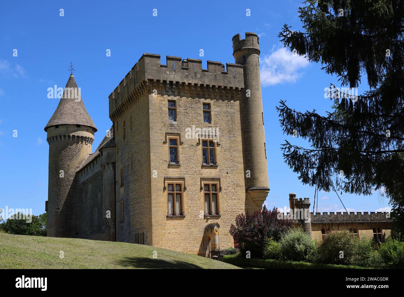 Puymartin Castle in Périgord Noir evokes key eras in French history ...