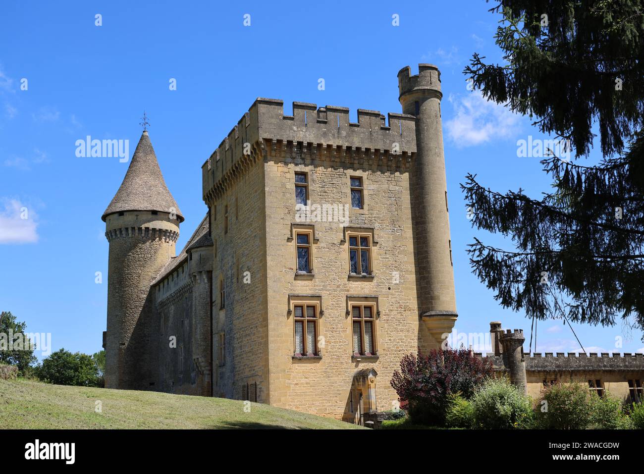 Puymartin Castle in Périgord Noir evokes key eras in French history ...