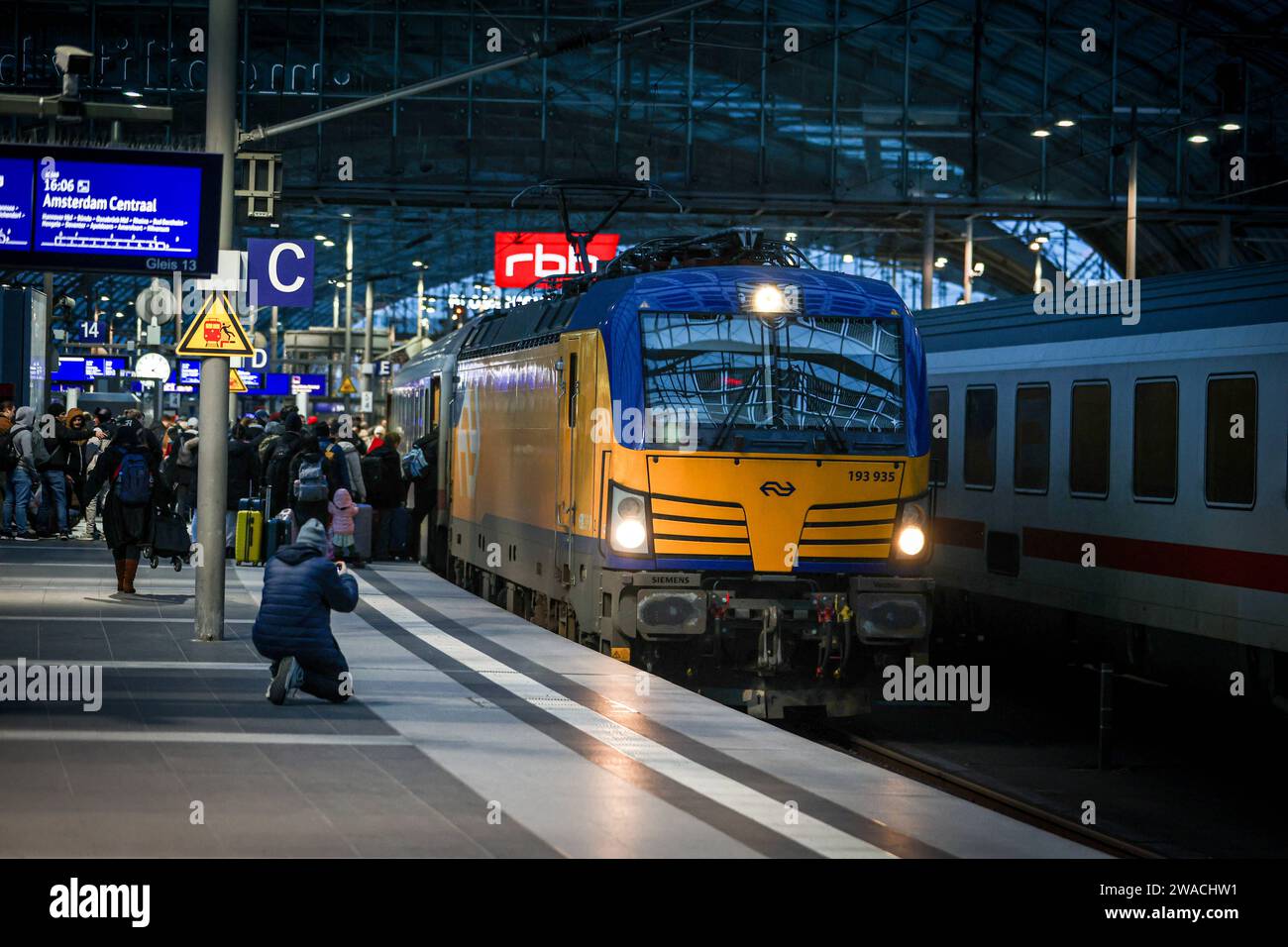 Eisenbahnverkehr - Berlin Hauptbahnhof - Einfahrt des Intercity Zug ...