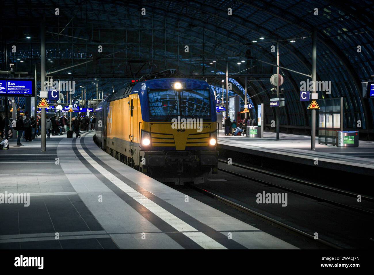 Eisenbahnverkehr - Berlin Hauptbahnhof - Einfahrt des Intercity Zug ...